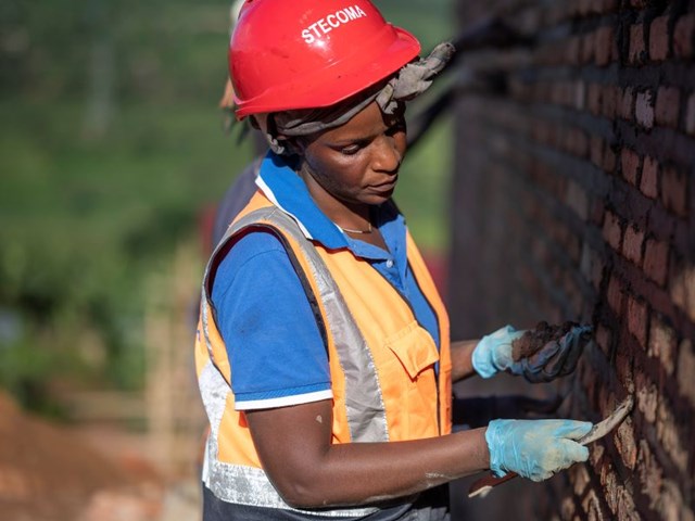 Portretten vrouwen werkzaam in de bouw in Rwanda - FNV