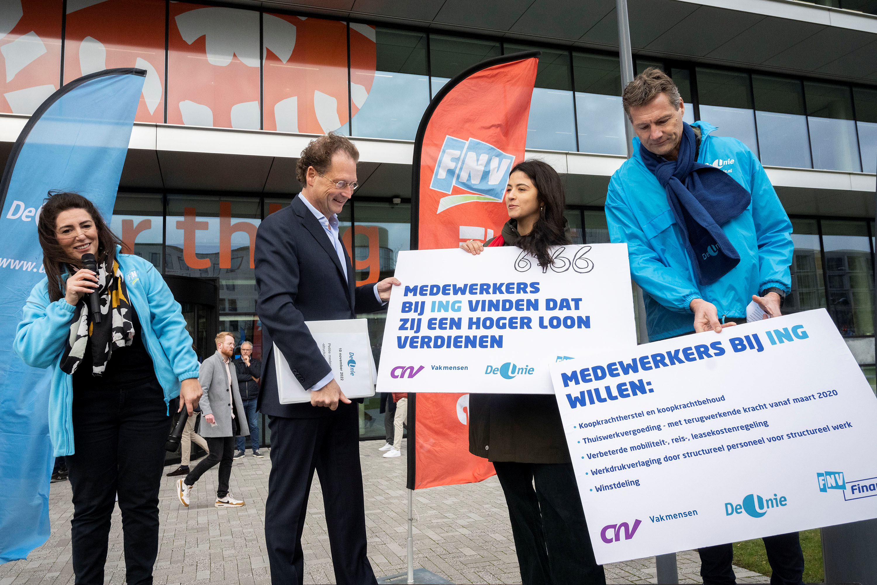 Vakbonden bieden ING bank ruim 5000 handtekeningen aan - FNV