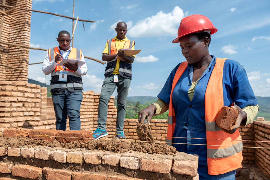 Bouwvakdagloners in Rwanda krijgen meer en beter werk dankzij vakbond - FNV