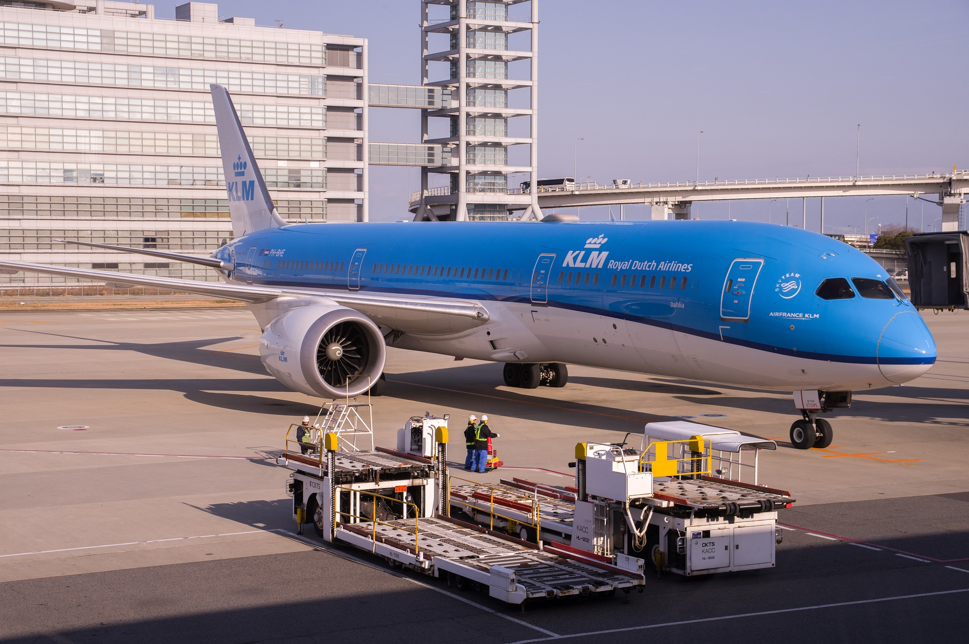 KLM stelt uitbetalen loonsverhoging uit - FNV