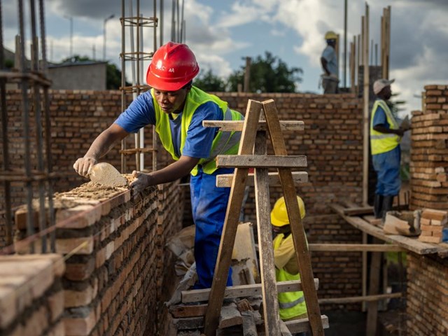 Portretten vrouwen werkzaam in de bouw in Rwanda - FNV