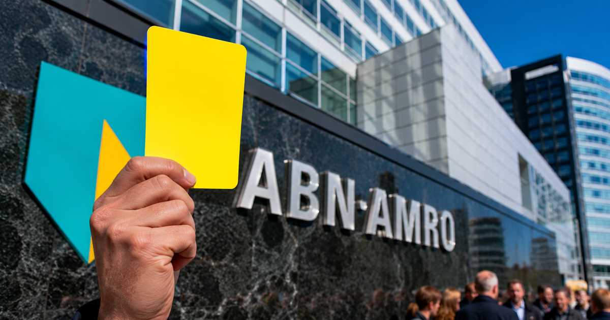 ABN AMRO blijft bij 1% loonbod: medewerkers delen gele kaart uit - FNV