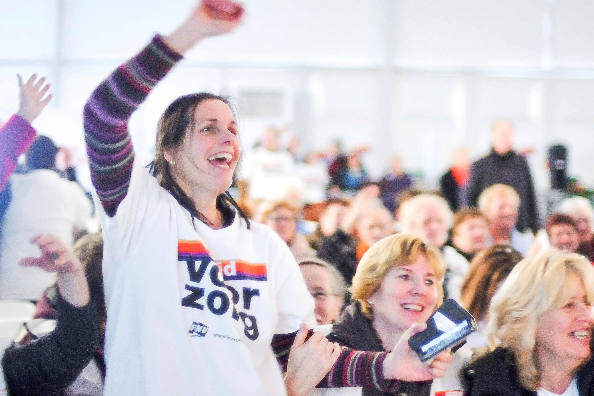 FNV: Het water staat bijna 500.000 zorgmedewerkers in de VVT aan de ...