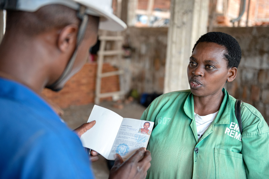 Bouwvakdagloners in Rwanda krijgen meer en beter werk dankzij vakbond - FNV